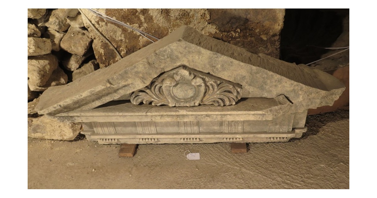 Fronton triangulaire décoré avec frise d’entablement à triglyphes et ...