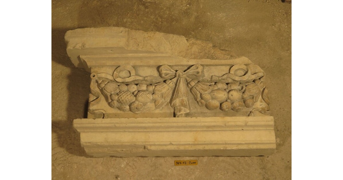 Fragment de frise d’entablement à décor de guirlande de fruits, ANONYME ...