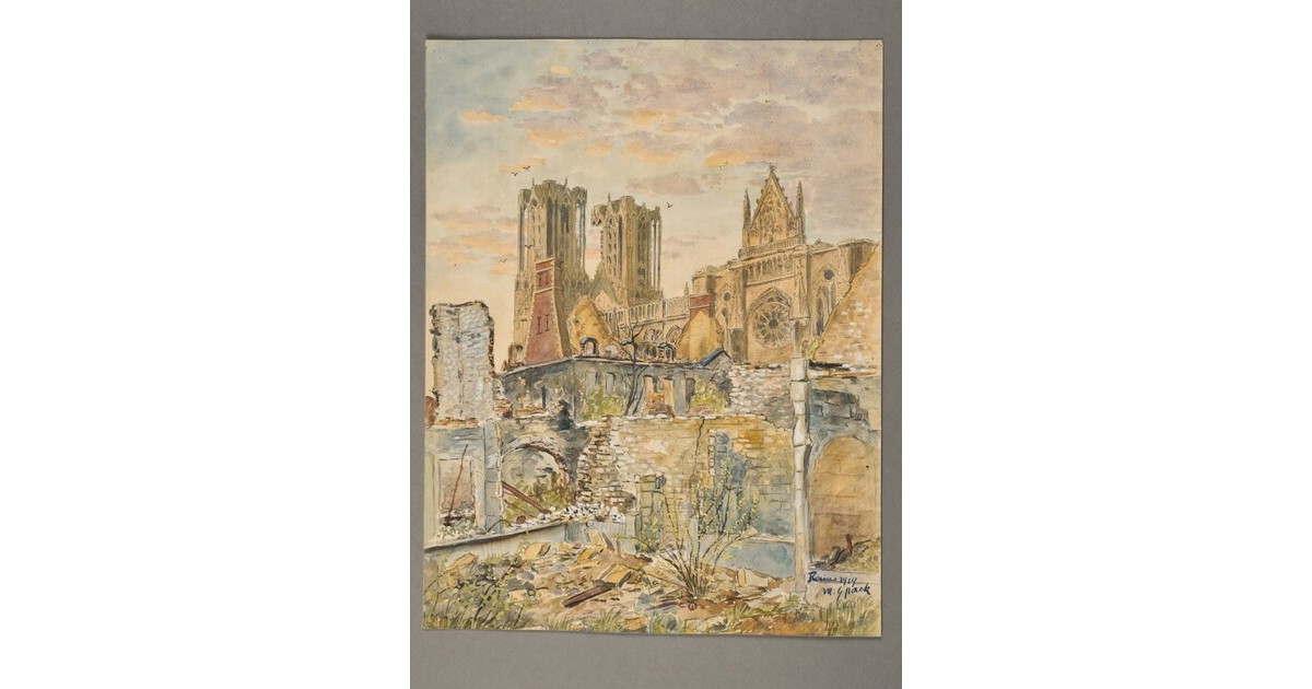 Vue de la cathédrale de Reims prise du Sud-Est à travers les ruines ...