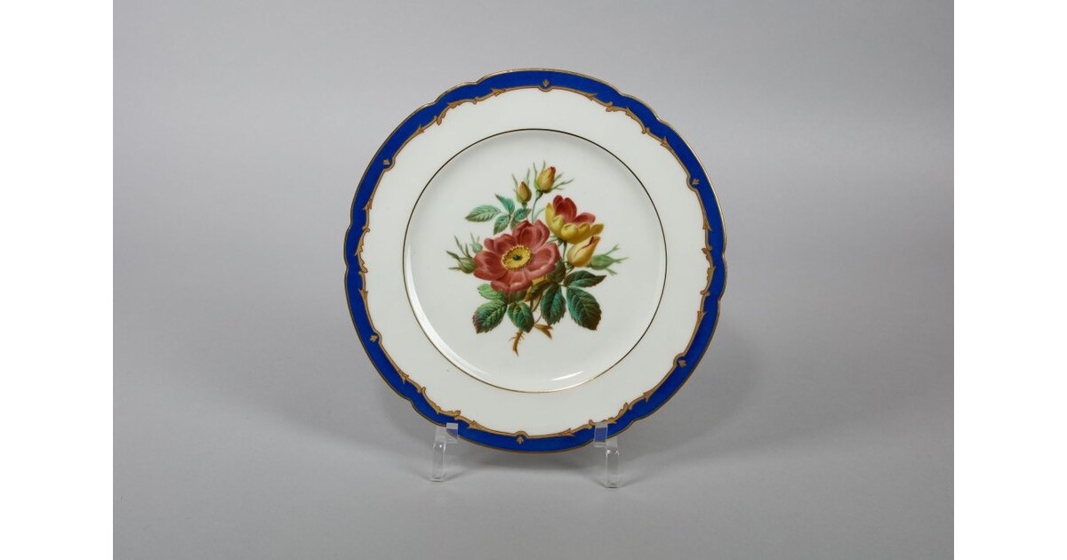 Assiette à décor de fleurs d’églantines, service de Paris, MAISON ...