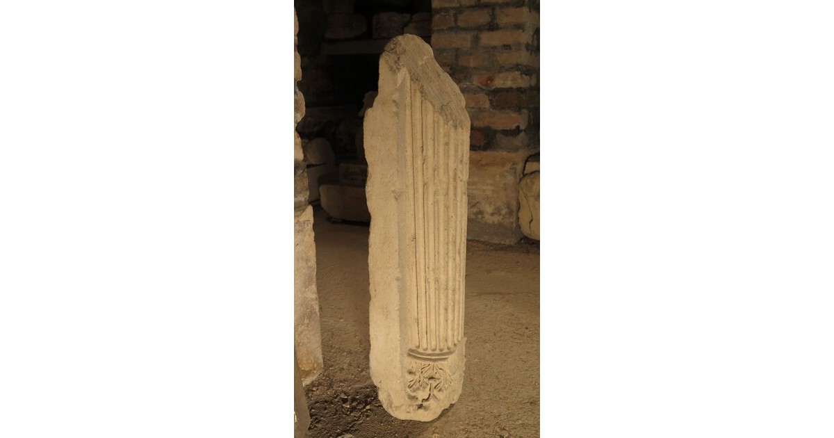 Colonnette cannelée engagée et son chapiteau, ANONYME RÉMOIS 16ème ...