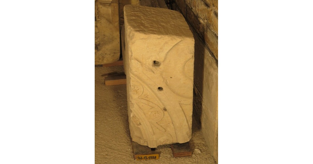 Fragment d’imposte de niche à coquille, avec frise de postes à motifs ...